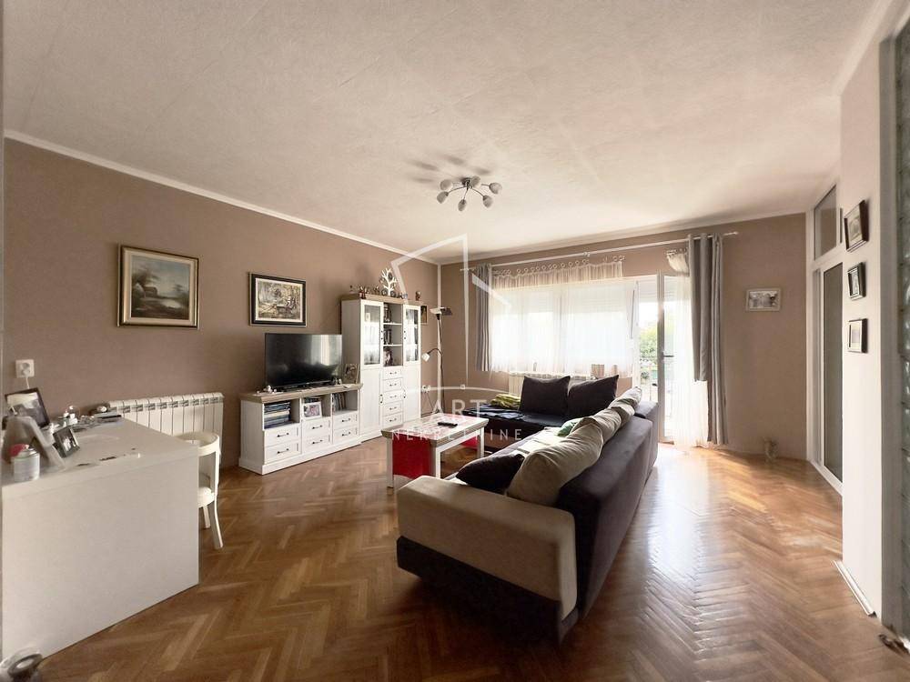 Samostalna porodična vila Zemunska (Novi Banovci), Novi Banovci, Stara Pazova