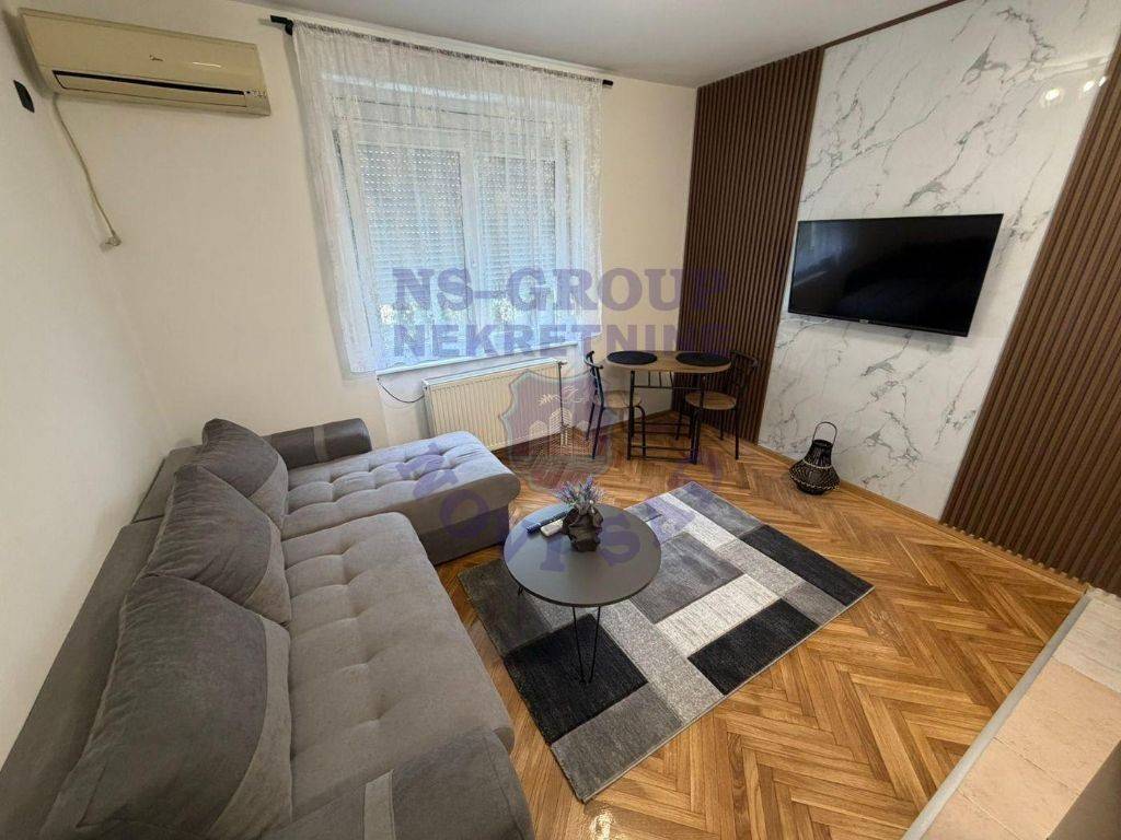 Garsonjera odlično stanje, prvi sprat, Grbavica, Novi Sad