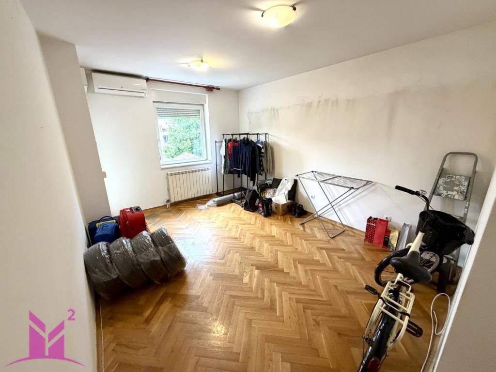 Četvorosobni stan u dobrom stanju, treći sprat, Spens, Novi Sad