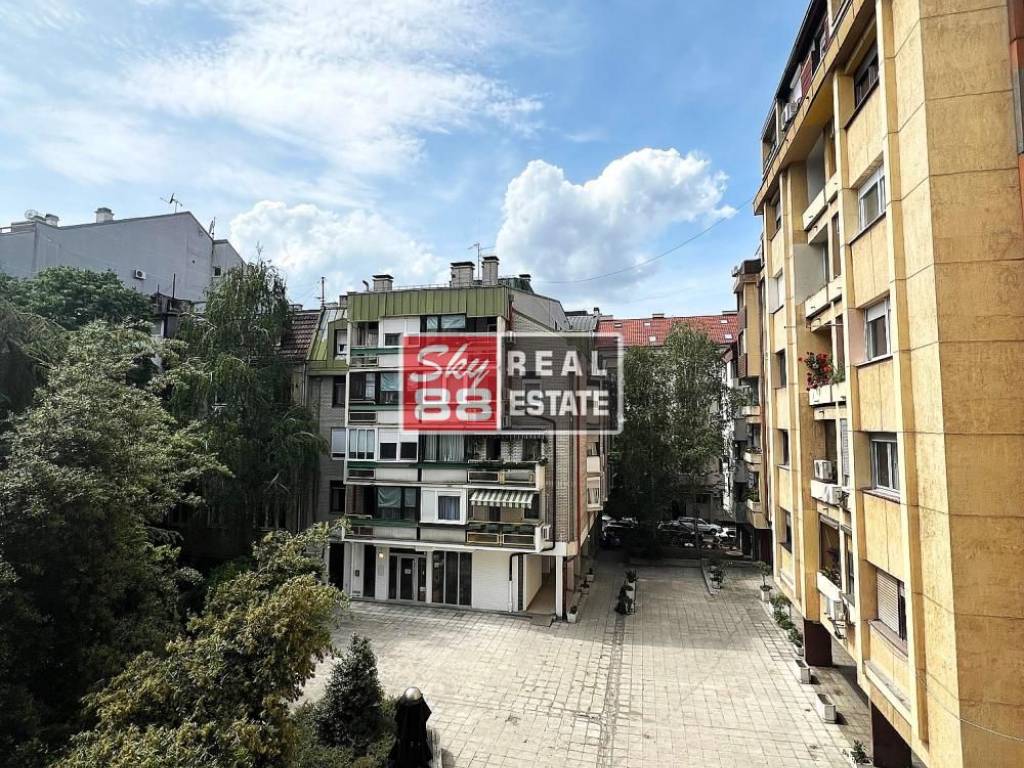Četvorosobni stan za renoviranje, drugi sprat, Beograd
