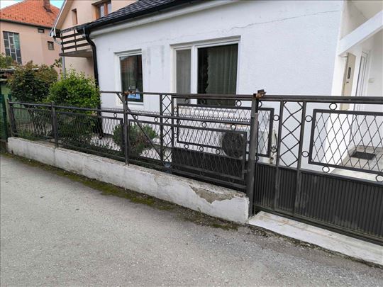 Prodajem polovnu gvozdenu kapiju i ogradu