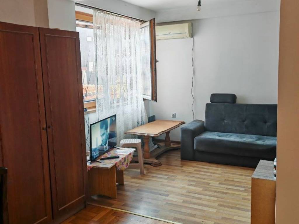 Garsonjera za renoviranje, prvi sprat, Bulevar Nemanjića - Dom zdravlja - Bulevar zona III, Niš