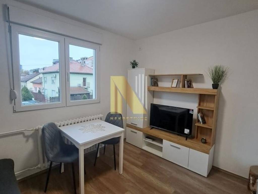 Garsonjera u dobrom stanju, prvi sprat, Železnička stanica - Banatić, Novi Sad
