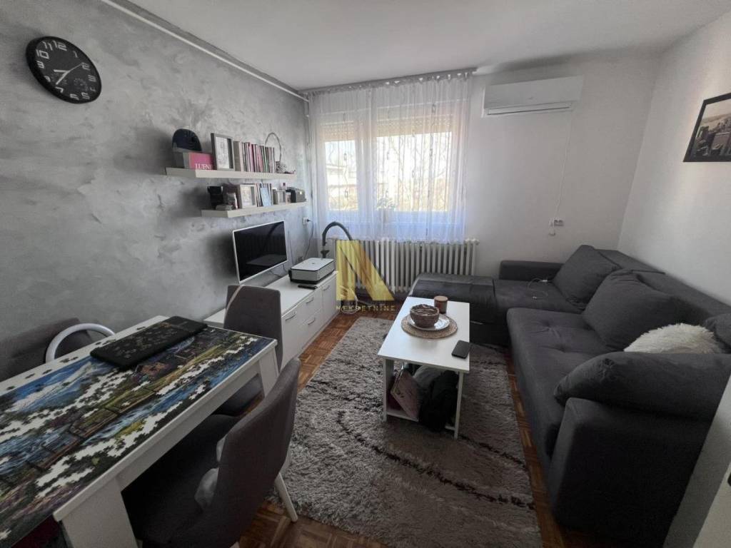 Jednosoban stan peti sprat, Novi Sad