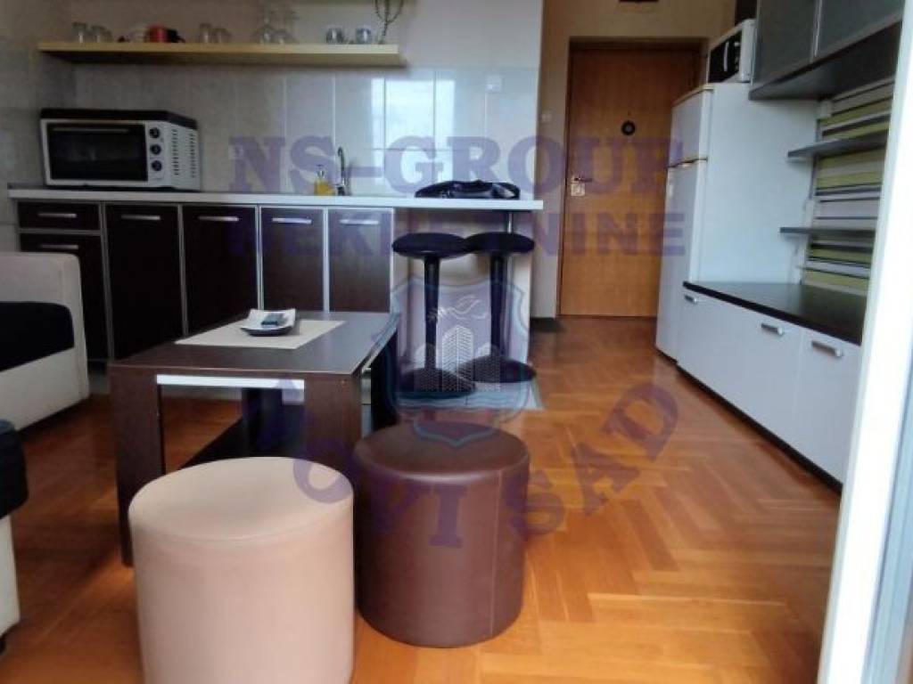 Garsonjera treći sprat, Spens, Novi Sad