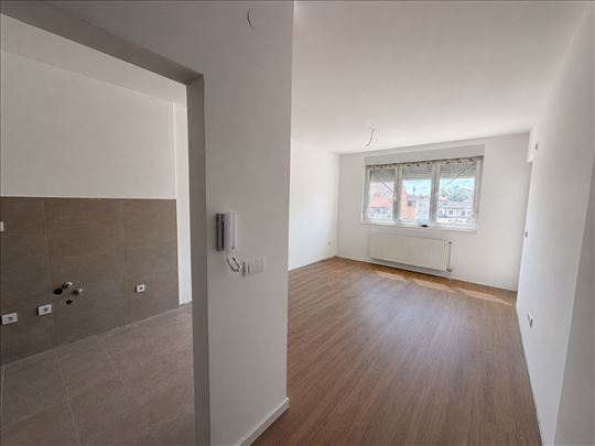 Ruma 1,5 novogradnja 43m2, I, garaž. mesto 16m2