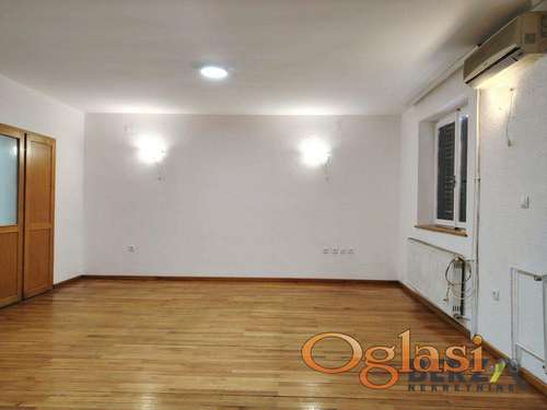 PRAZNA, PET FRIENDLY TROSOBNA KUĆA SA PARKINGOM - CENTAR