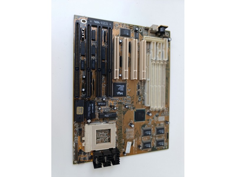 Stara Socket 7 maticna ploca - Intel