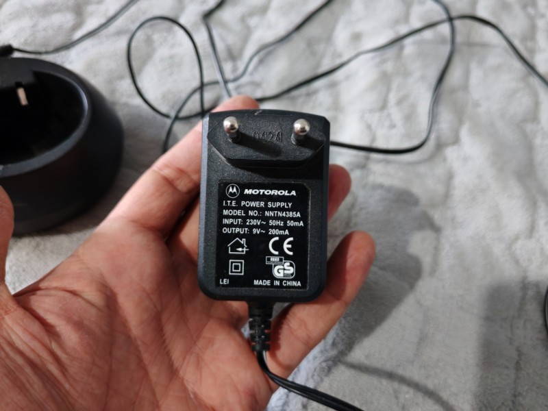 Punjac za 2 Radio uredjaja MOTOROLA Odlican Ispravan