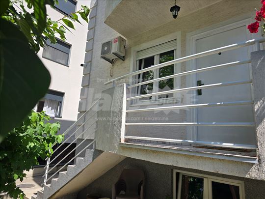 Izdajem stan u Zemunu, prizemlje, 58m2