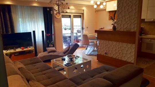 Lux trosoban stan, 82m², dve terase, garažno mesto