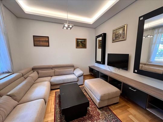 Lux 4.0 stan sa dvorištem i garažom