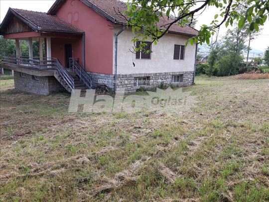 Poslovno-stambeni prostor sa 40 ari placa
