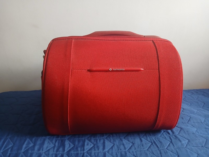 Samsonite crveni neseser - rucni prtljag za avion