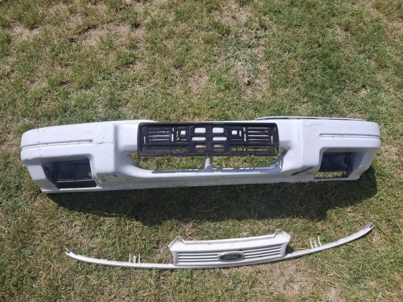 Prednji branik i maska Ford Siera