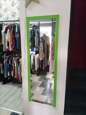 Roba na veliko sa ulazom i inventar za second hand