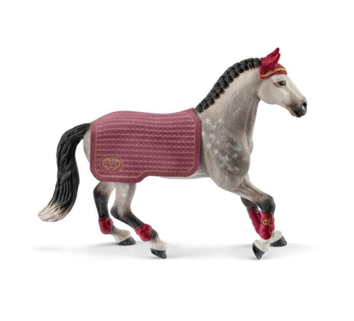 SCHLEICH IGRAČKA TRAKEHNER KOBILA SA OPREMOM ZA TURNIR