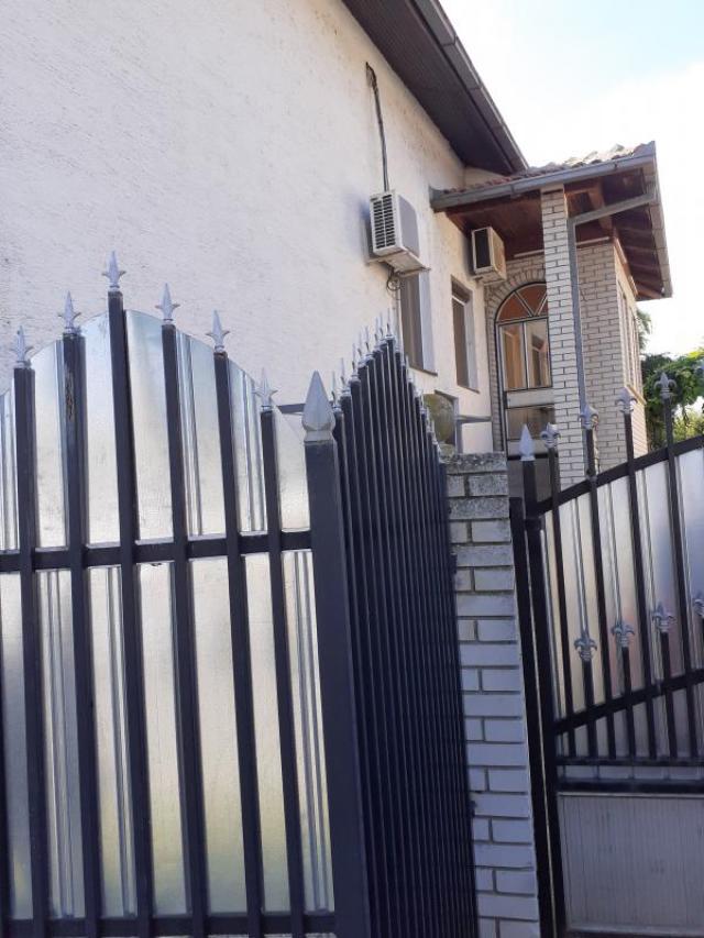Surcin, kuća-ranč sa velikim potencijalima , 404 m2 , 2 garaze-36m2,  plac 11,7 ari