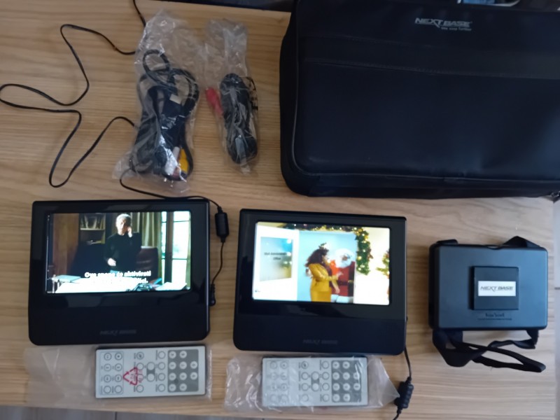 NEXT BASE Portable DVD Player 2 kom i oprema