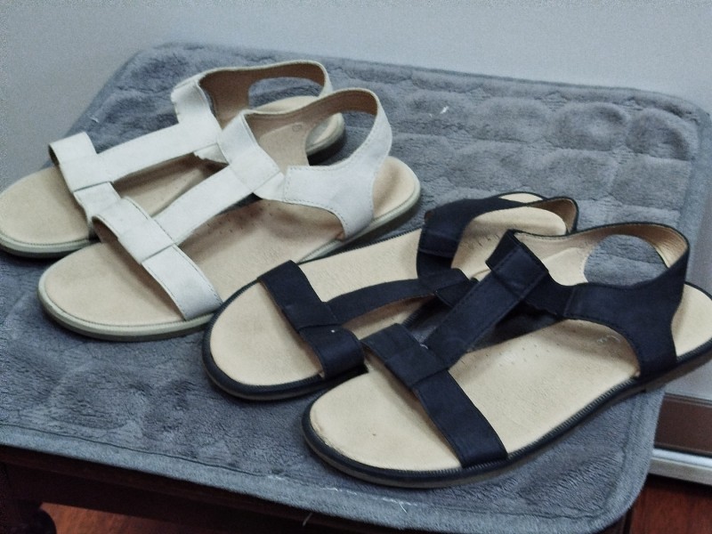 DVE UDOBNE SANDALICE 34