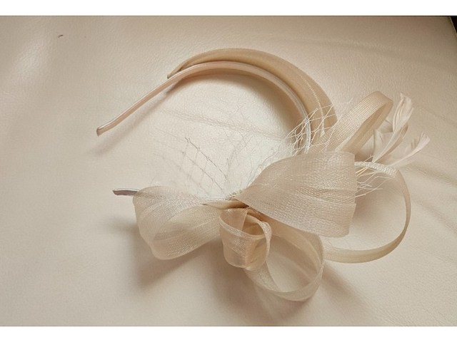 Fascinator loop sa detaljima od pravog perja, novo