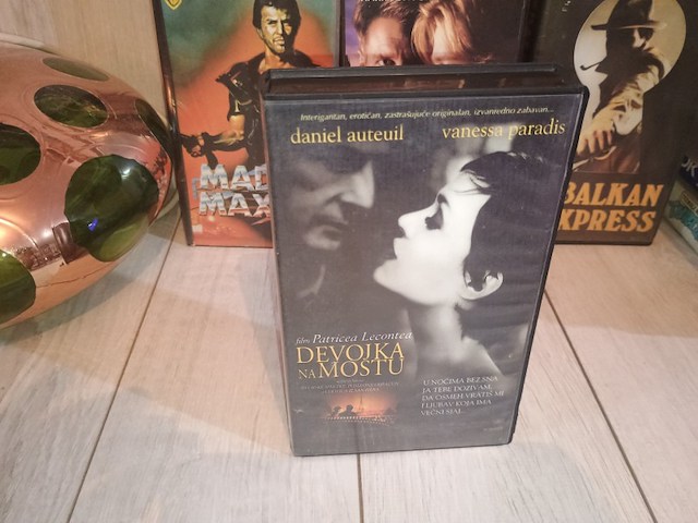 Devojka na Mostu