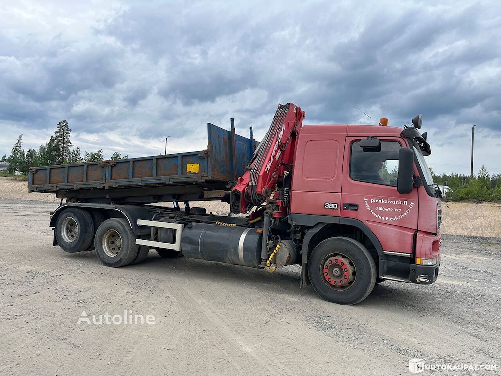 Prodaje se Volvo FM12 with Ferrari crane, 2000, Jyväskylä 12.13 l, diesel kiper na aukciji
