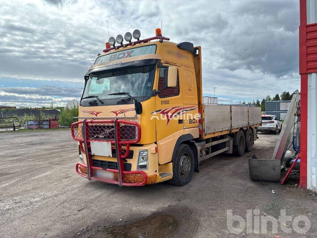 Prodaje se Volvo FH12 kamion s ravnom platformom na aukciji