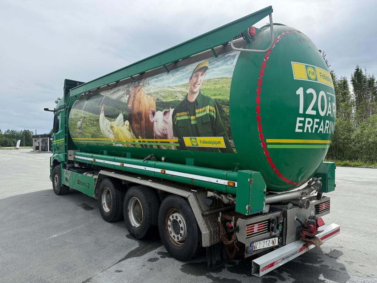 Prodaje se Mercedes-Benz Arocs vozilo za stočnu hranu na aukciji