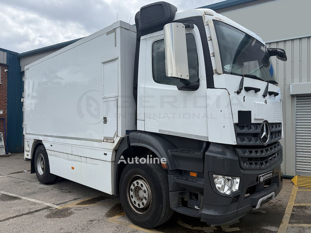 Mercedes-Benz Arocs minibus za prevoz novca