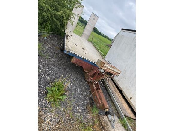 Prodaje se Remorque plateau prikolicu za građevinske strojeve na aukciji