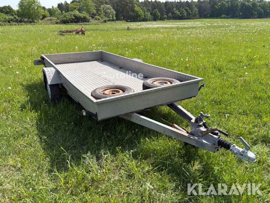 Prodaje se prikolicu sa ravnom platformom na aukciji
