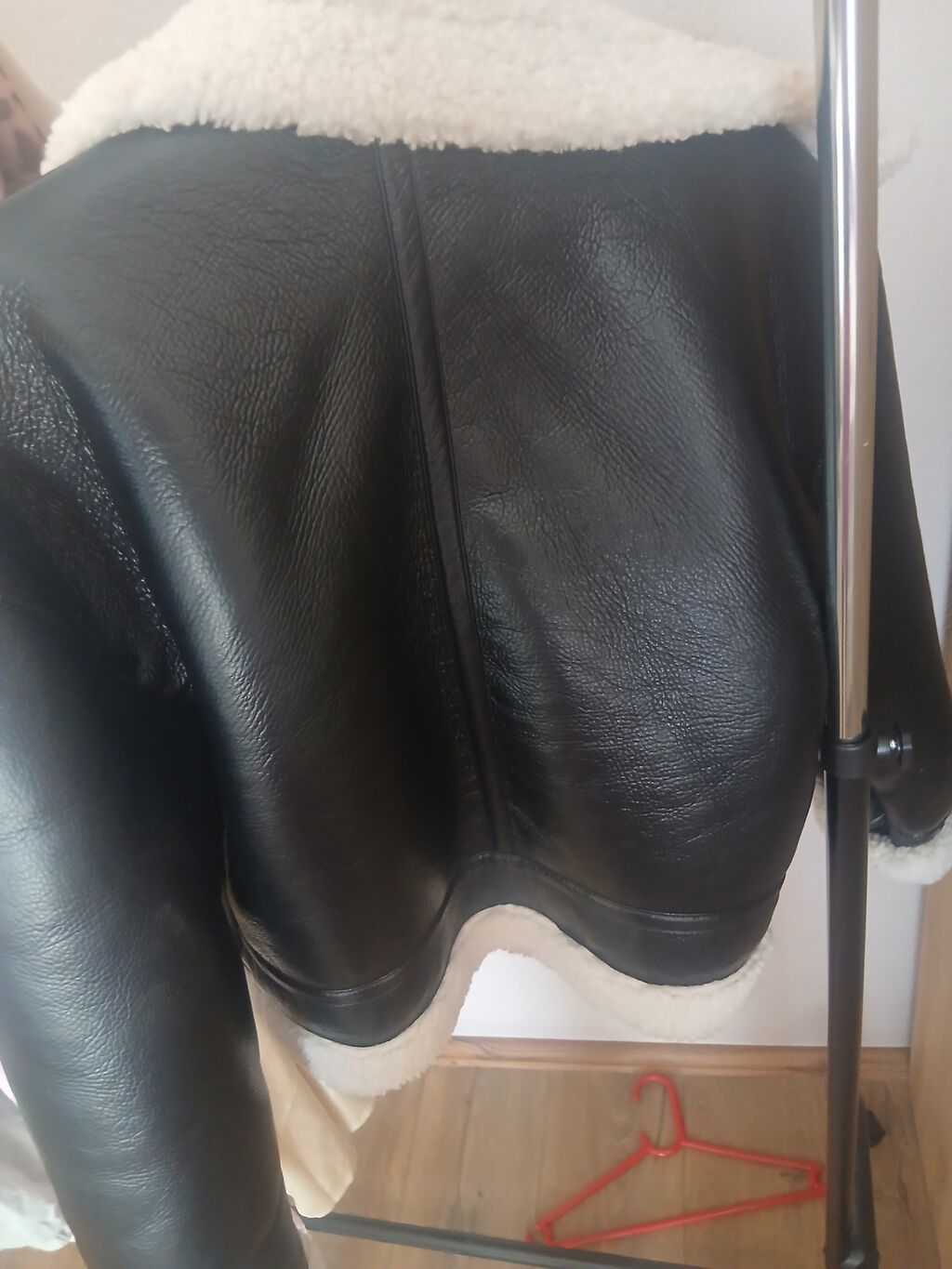 Ženska zimska jakna Pull&Bear, model sa veštačkim krznom