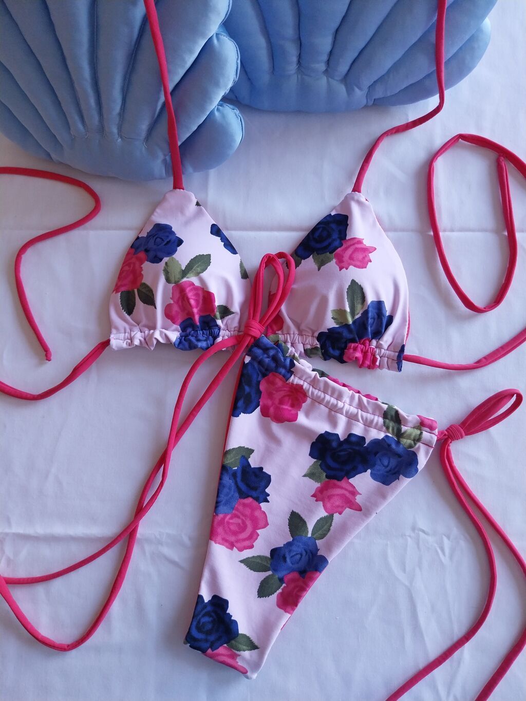 Dvodelni kupaći kostim – cvetni print - Model: bikini sa trouglastim