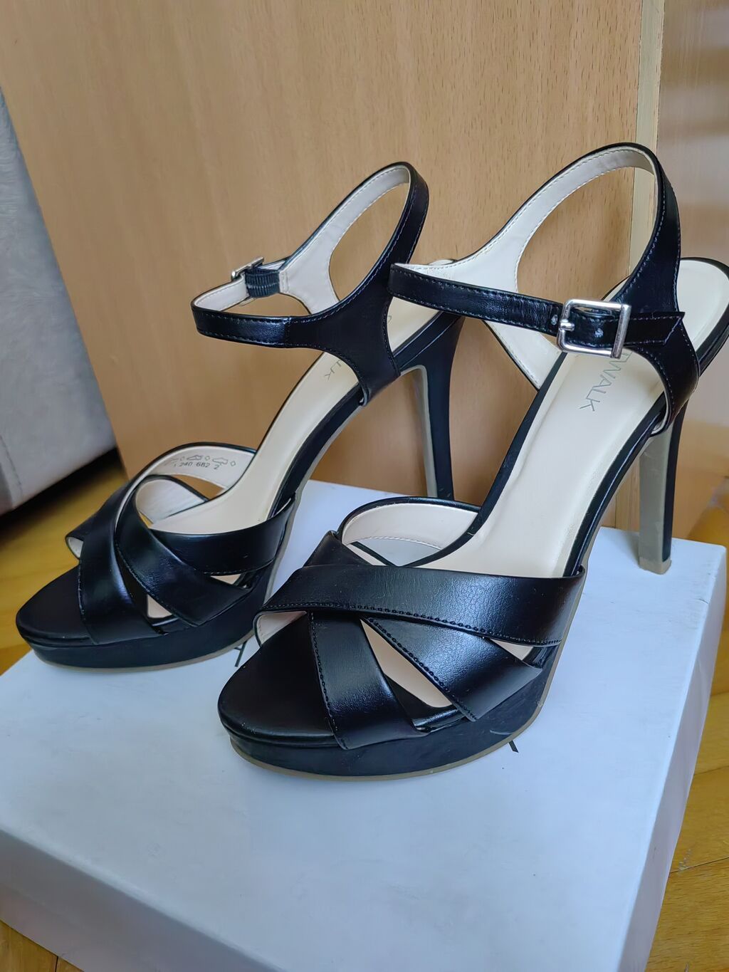 Ženske sandale na štiklu – Catwalk - Boja: crna - Model: sandale sa
