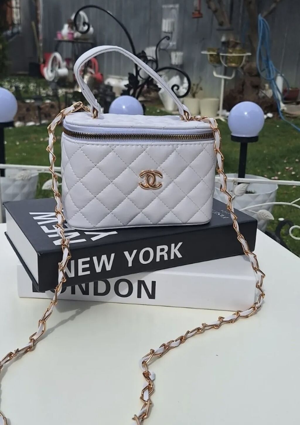 Elegantna mini torbica sa lančićem - Oblik: pravougaona vanity/box