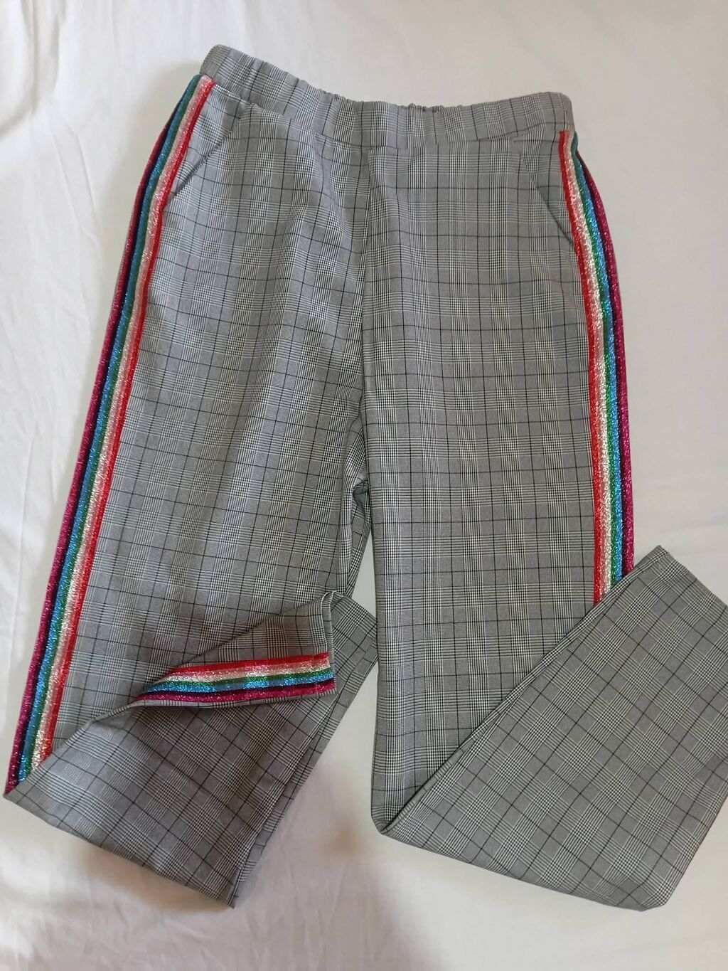 Ženske pantalone sa karo dezenom i sjajnim prugama sa strane.Nove