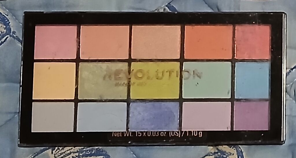 Paleta senki za oči Makeup Revolution – 15 nijansi - Kompaktna paleta