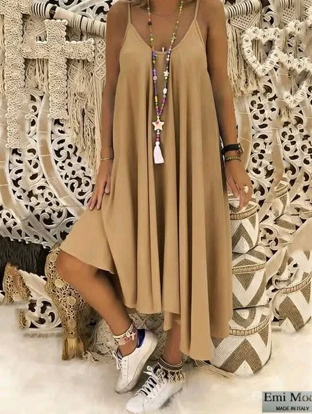 Haljina za punije dame sa tankim bretelama i širokim A-krojem. Model