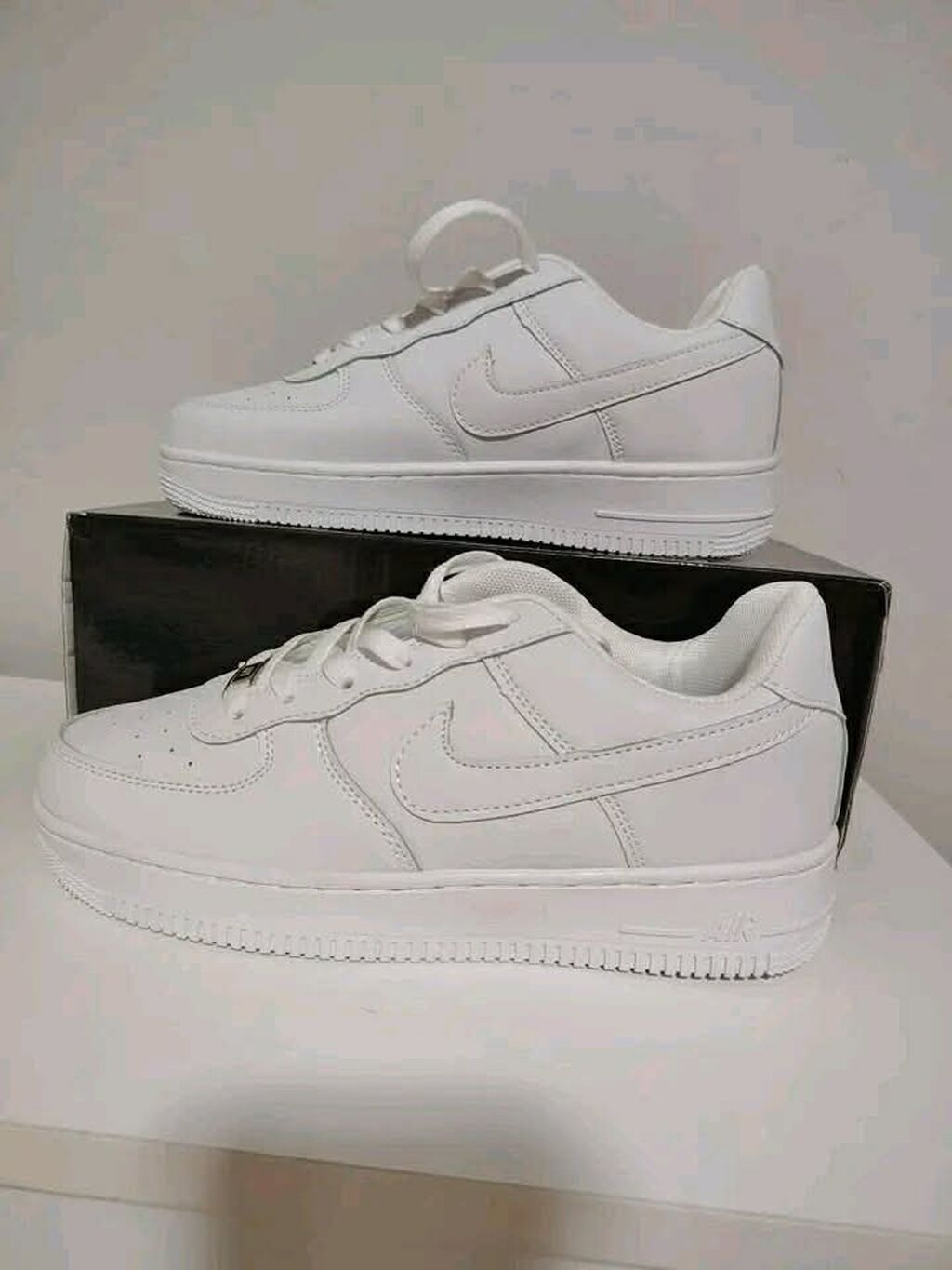 Nike Air Force 1 Low, potpuno bele patike. - Klasik sa niskim profilom