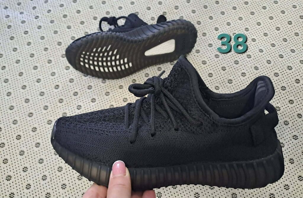 Patike inspirisane modelom Yeezy Boost 350 u tri varijante boja