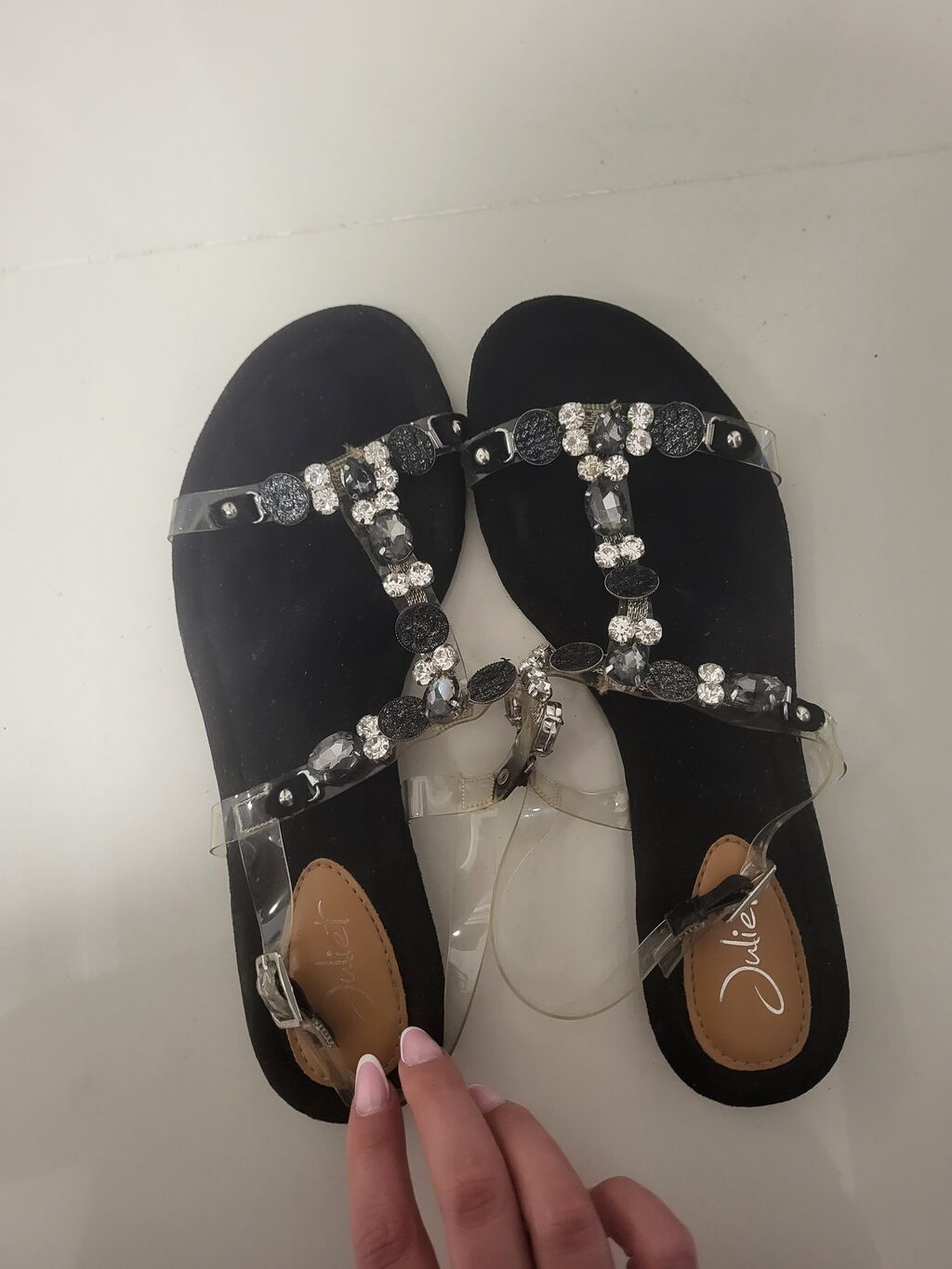 Ženske sandale Julie - Elegantne ravne sandale sa T kaišem - Crna