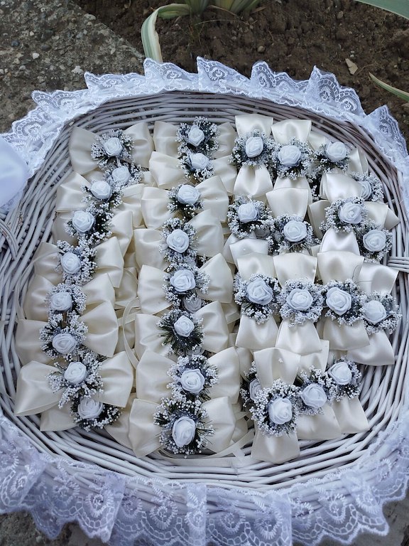 Svadbene reverne značke i bedževi – elegantni set u krem/bele nijanse