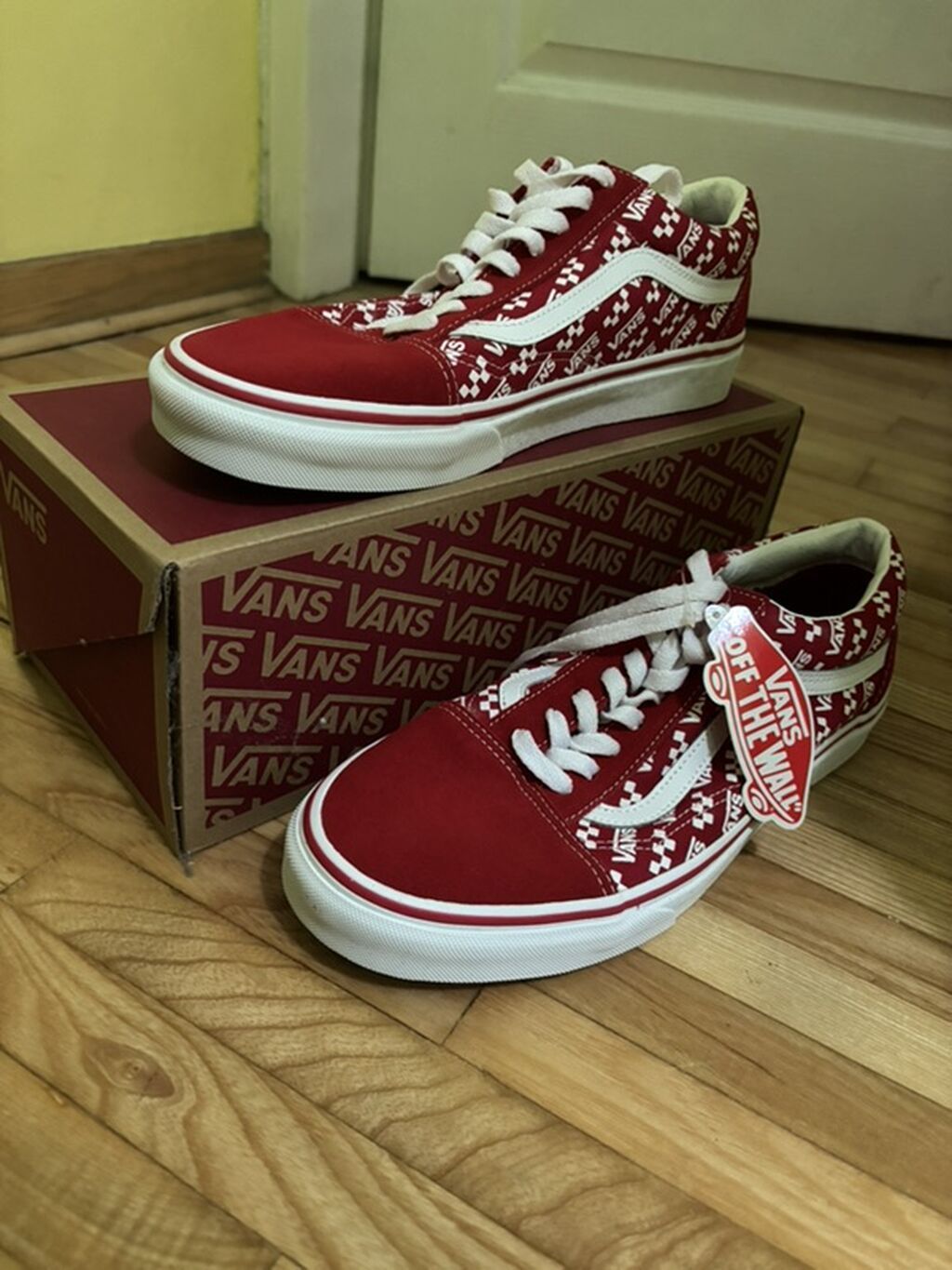 Predstavljamo uniseks Vans Old Skool patike u crvenoj boji. Ove patike