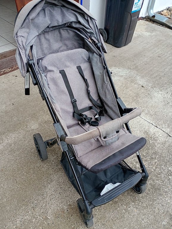 Lagana kišobran kolica za bebe/toddlere, siva boja. - Prostrano