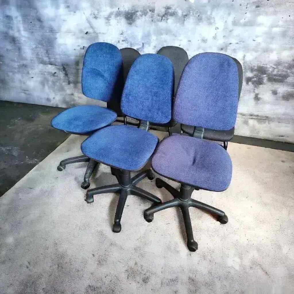 Daktilo stolice Prodajem očuvane i funkcionalne daktilo stolice sa