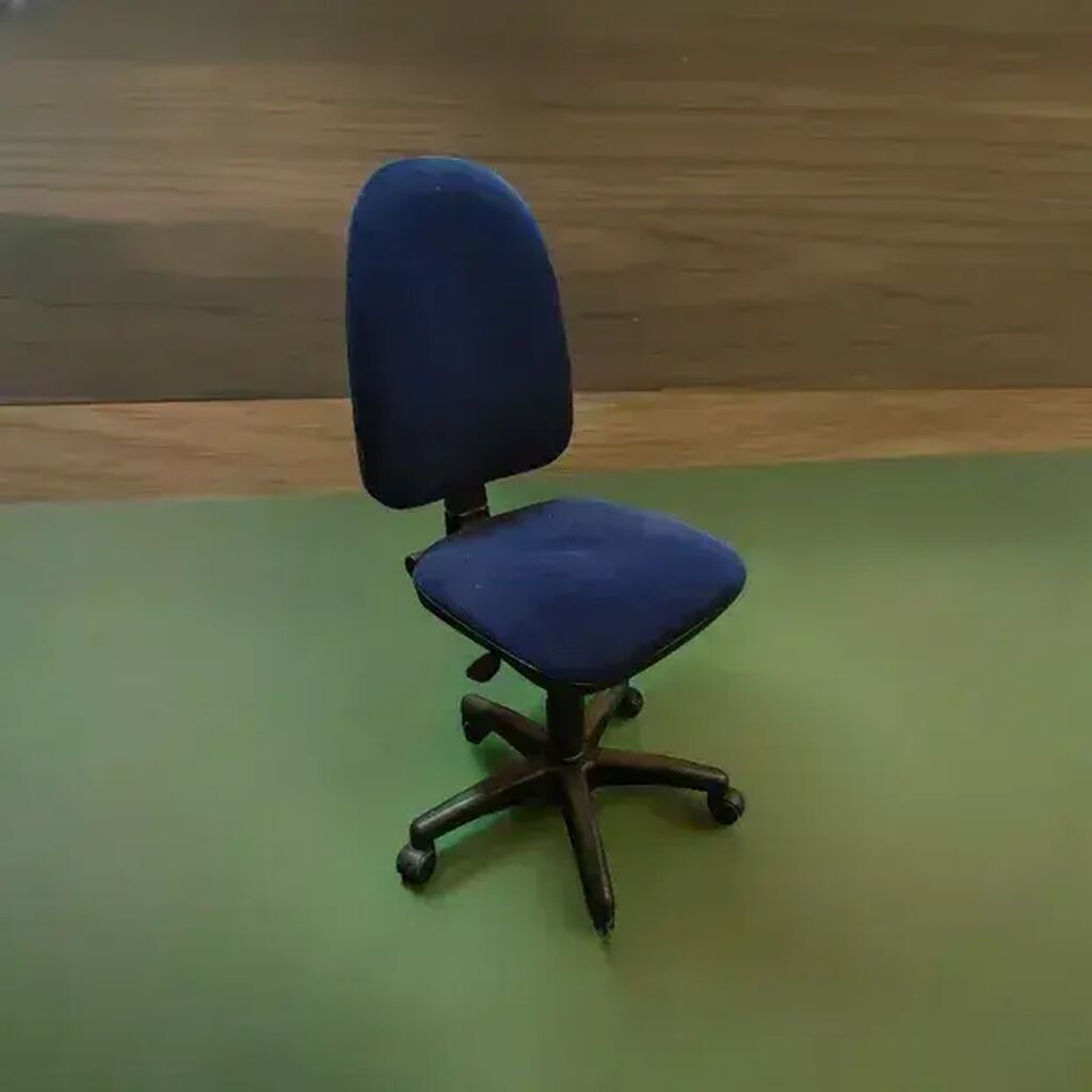 Daktilo stolice Očuvane i funkcionalne daktilo stolice sa