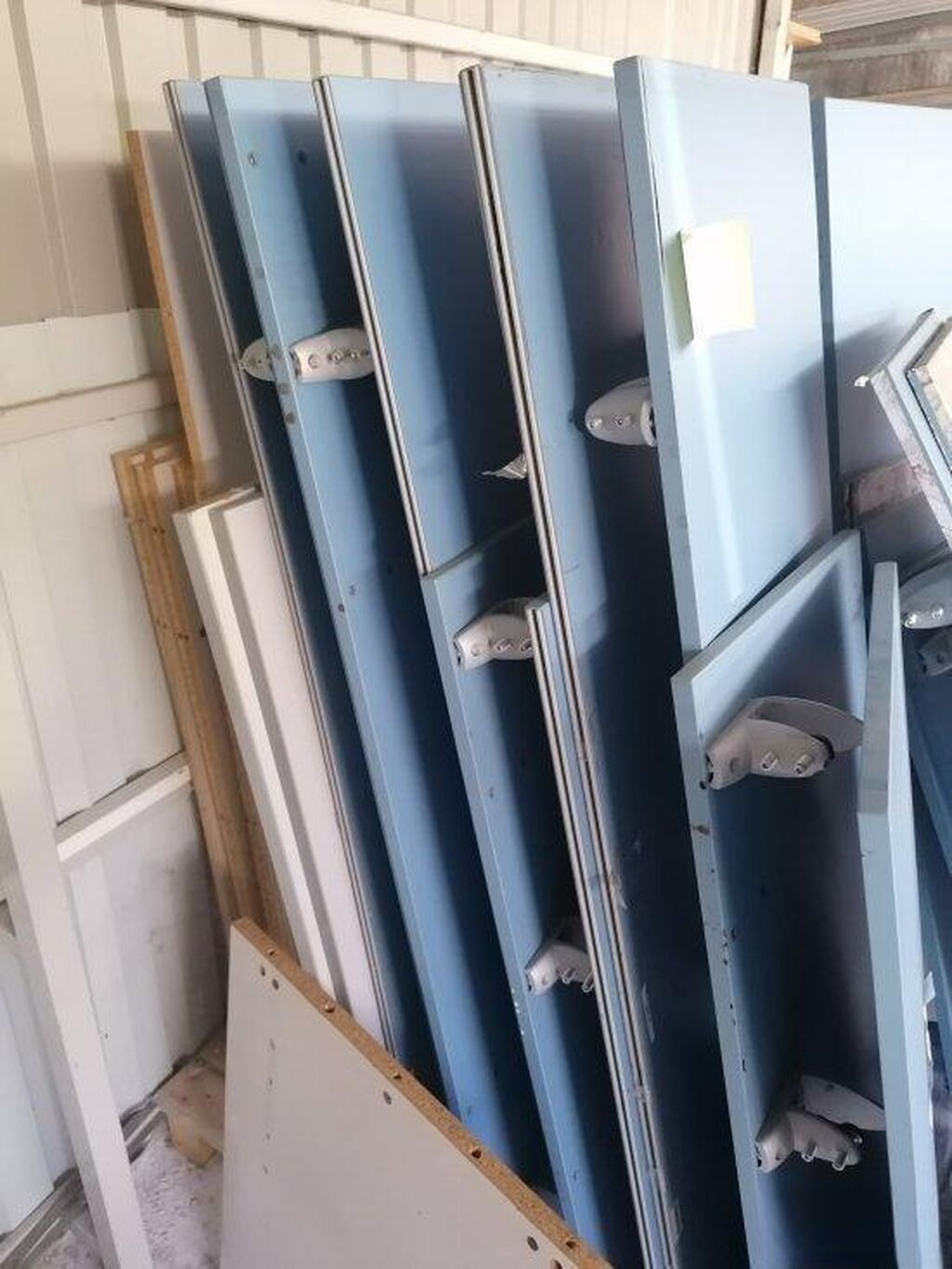 Pregradni montažni zidovi za stolove – očuvani i funkcionalni
