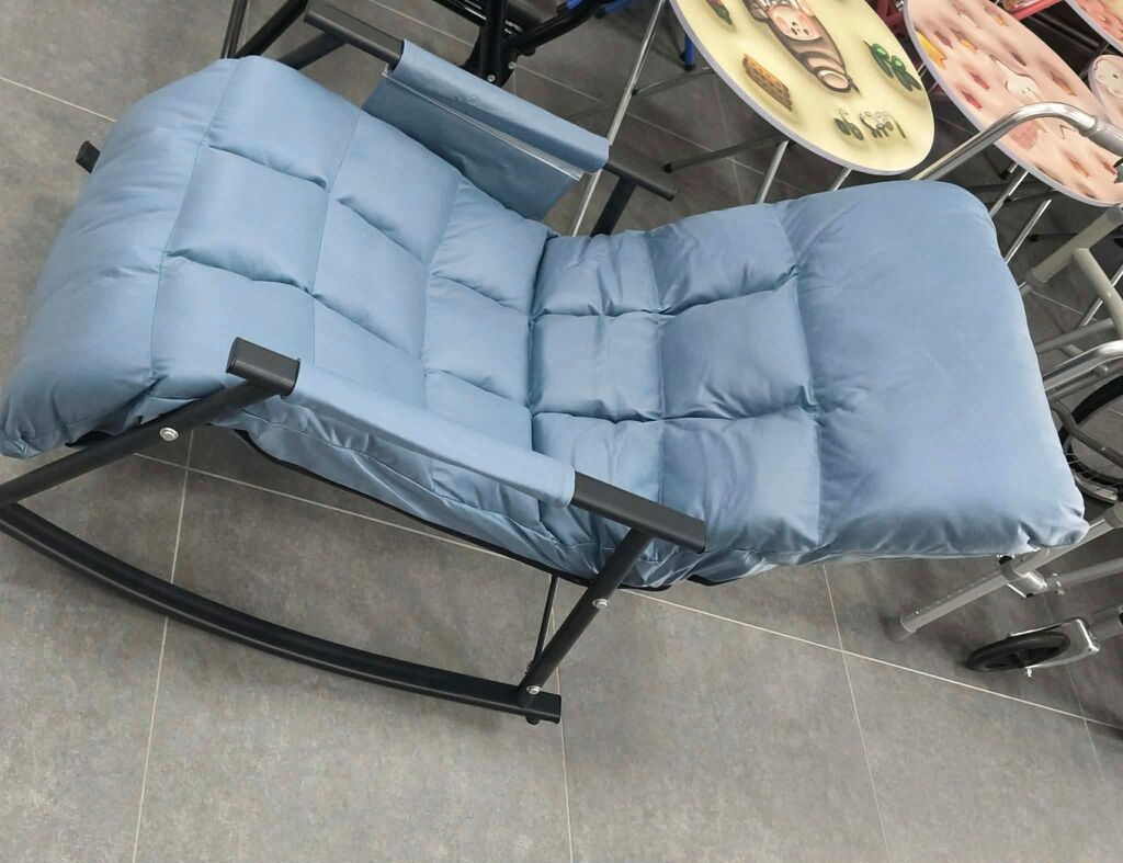 Elegantna ljuljaška stolica u nordijskom stilu   Ova moderna fotelja