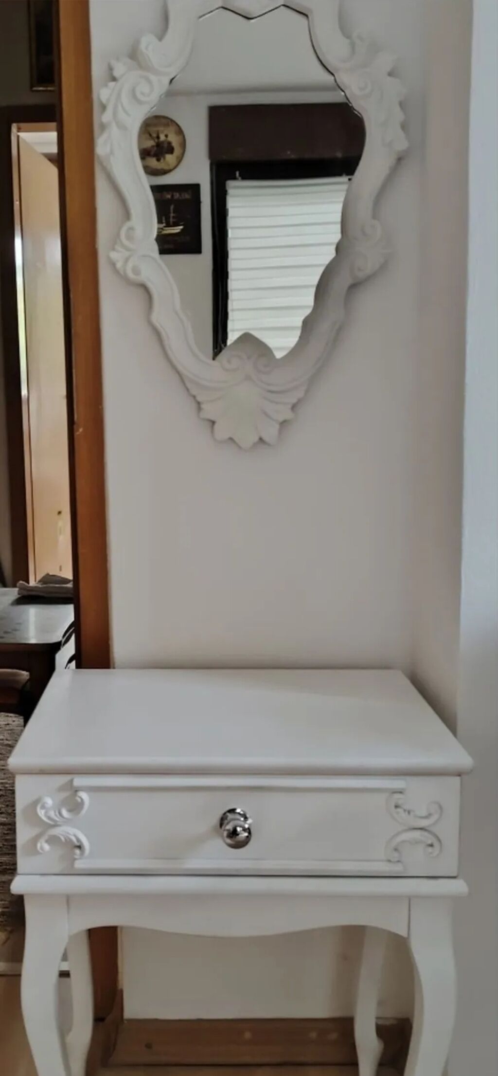 Beli vintage set: konzolni stočić sa fiokom i zidno ogledalo - Stil